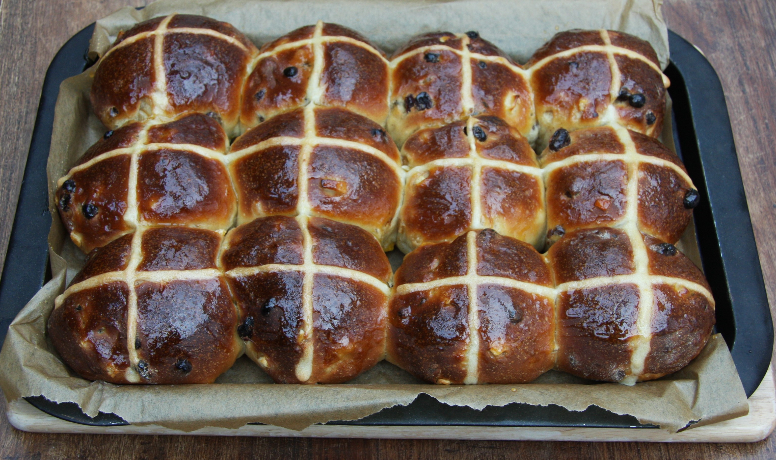 Homemade Hot Cross Buns for Easter – lovinghomemade