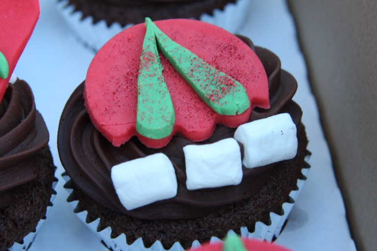 Party cupcakes – ski cupcakes (oh, and some sky diving ones too ...